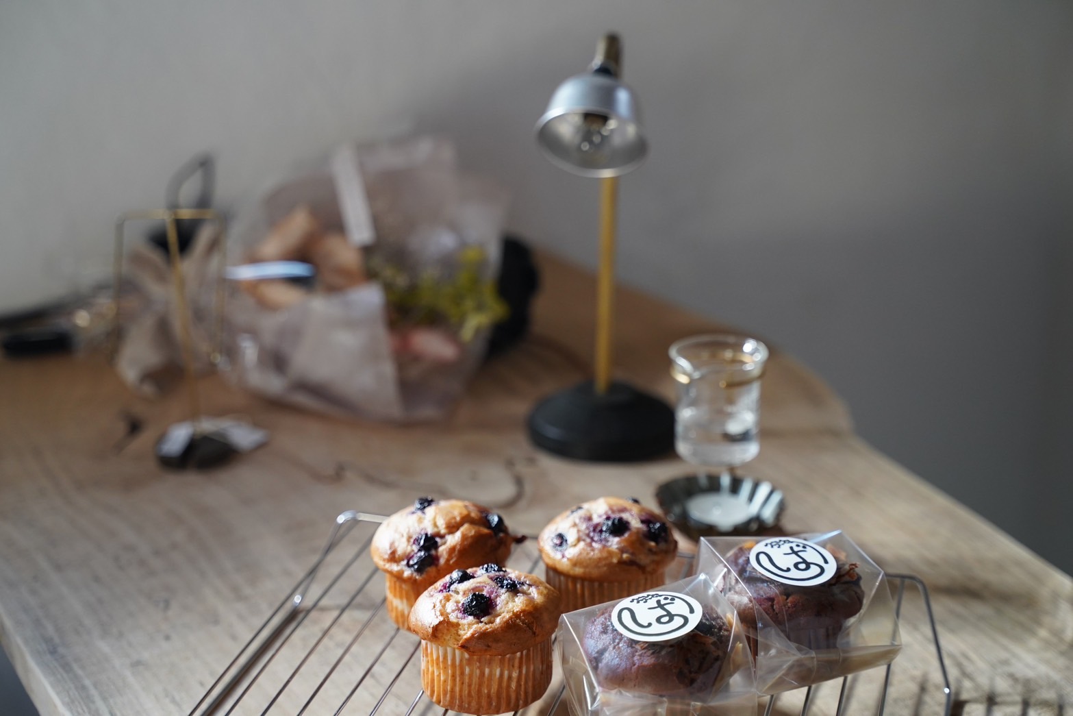 米粉とは思えないふわふわしっとりマフィン「ばぁばのやさしいおやつ」。30分で売り切れてしまう植物性マフィンも発売！ - Allecolle