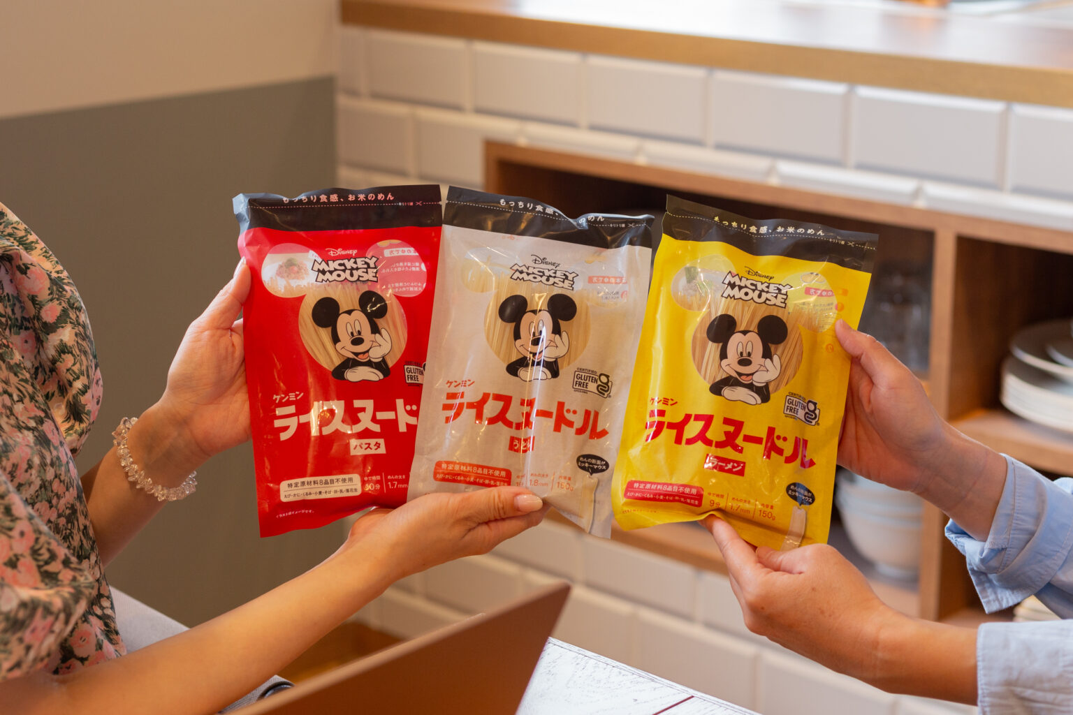 【抽選で詰め合わせBOXが当たる！】笑顔を届けるケンミン食品の「ミッキーマウス/ライスヌードル」誕生秘話と魅力 - Allecolle